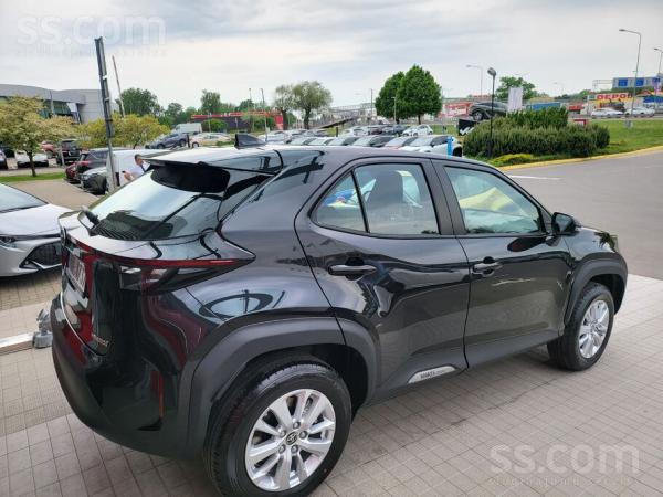 Black Toyota Yaris 2023 in Riga, with an engine capacity of 1.50 L and mileage of 40 thousand km for 22500 €, photo 4 on AUTOMOTO.COM.LV