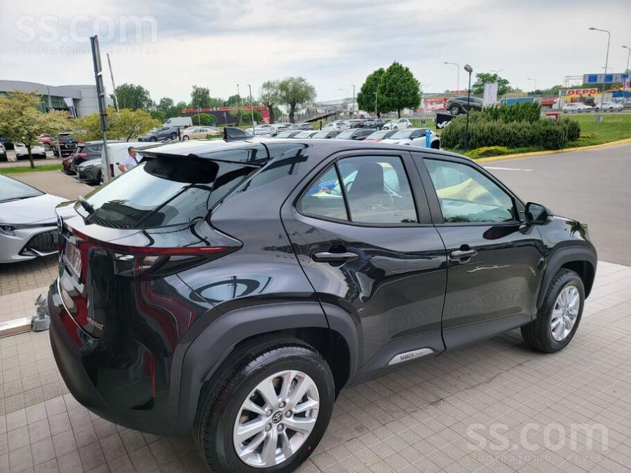 Melns Toyota Yaris 2023 Rīga, ar dzinēja tilpumu 1.50 L un nobraukumu 40 tūkst. km par 22500 €, foto 4 vietnē AUTOMOTO.COM.LV