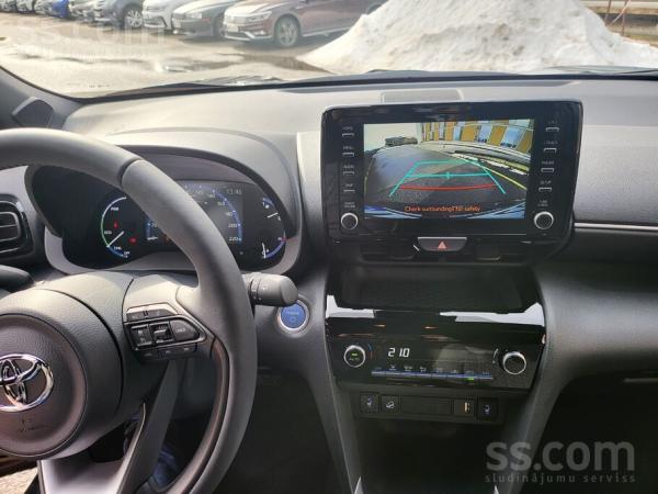 Black Toyota Yaris 2023 in Riga, with an engine capacity of 1.50 L and mileage of 15 thousand km for 20999 €, photo 8 on AUTOMOTO.COM.LV