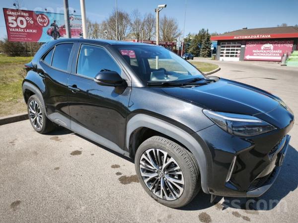 Черный Тойота Ярис 2024 в Рига, объемом двигателя 1.50 л и пробегом 15 тыс. км за 24200 €, фото 2 на AUTOMOTO.COM.LV
