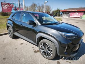 Black Toyota Yaris 2024 in Riga, with an engine capacity of 1.50 L and mileage of 15 thousand km for 24200 €, photo 3 on AUTOMOTO.COM.LV