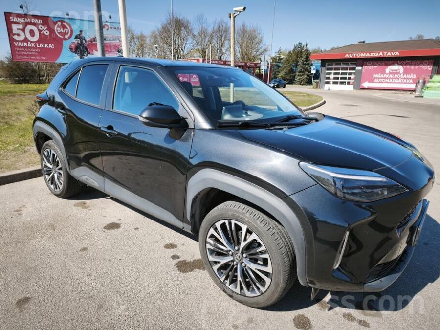 Black Toyota Yaris 2024 in Riga, with an engine capacity of 1.50 L and mileage of 15 thousand km for 24200 €, photo 3 on AUTOMOTO.COM.LV