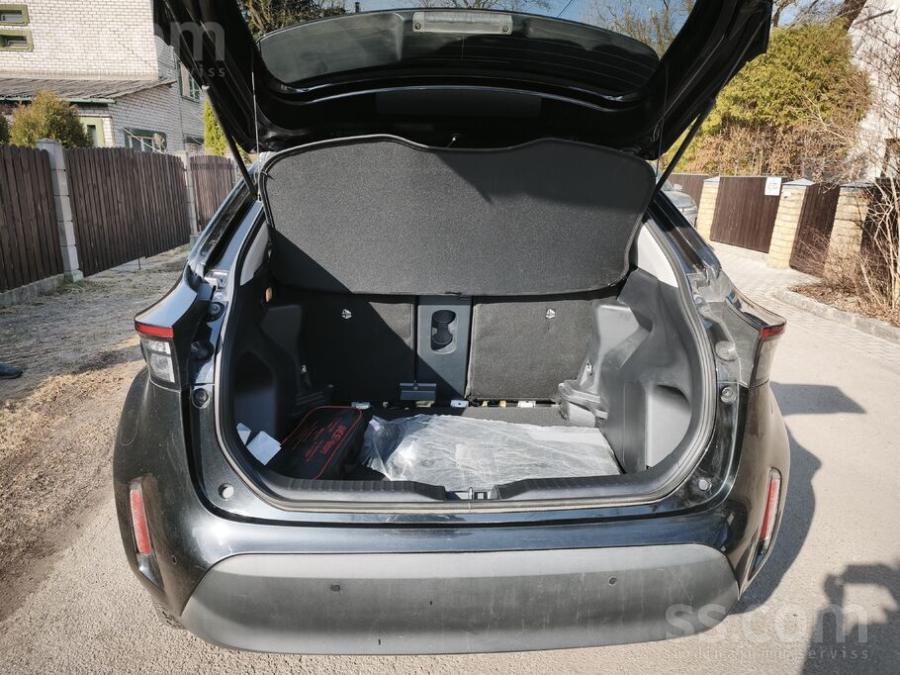Black Toyota Yaris 2024 in Riga, with an engine capacity of 1.50 L and mileage of 15 thousand km for 24200 €, photo 9 on AUTOMOTO.COM.LV