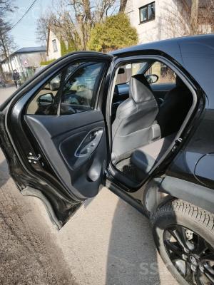 Black Toyota Yaris 2024 in Riga, with an engine capacity of 1.50 L and mileage of 15 thousand km for 24200 €, photo 11 on AUTOMOTO.COM.LV