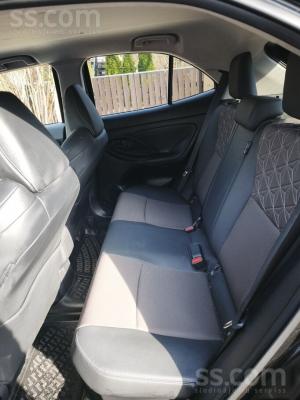 Black Toyota Yaris 2024 in Riga, with an engine capacity of 1.50 L and mileage of 15 thousand km for 24200 €, photo 12 on AUTOMOTO.COM.LV
