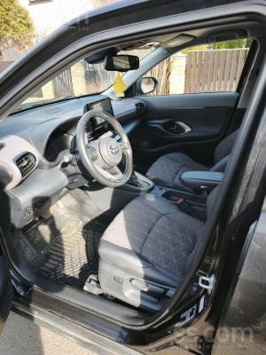 Black Toyota Yaris 2024 in Riga, with an engine capacity of 1.50 L and mileage of 15 thousand km for 24200 €, photo 13 on AUTOMOTO.COM.LV