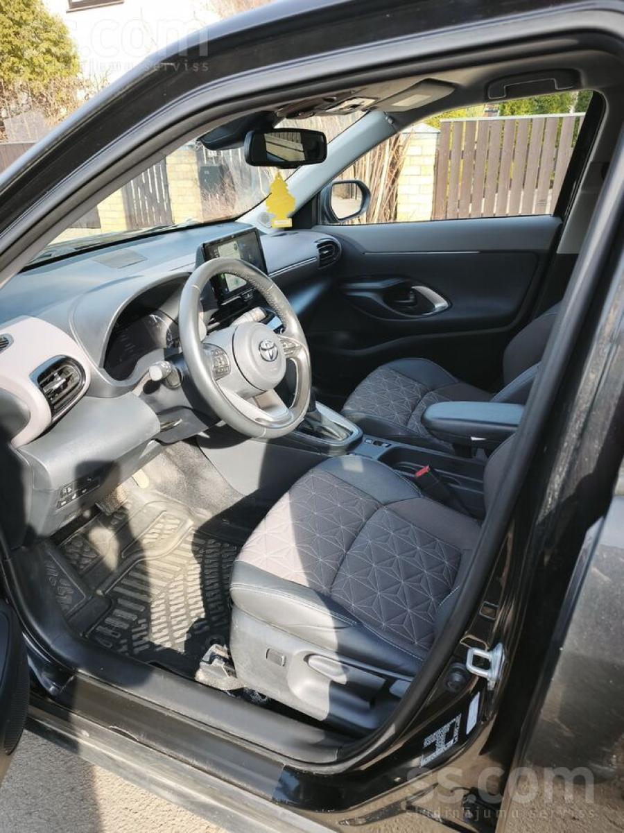 Black Toyota Yaris 2024 in Riga, with an engine capacity of 1.50 L and mileage of 15 thousand km for 24200 €, photo 13 on AUTOMOTO.COM.LV