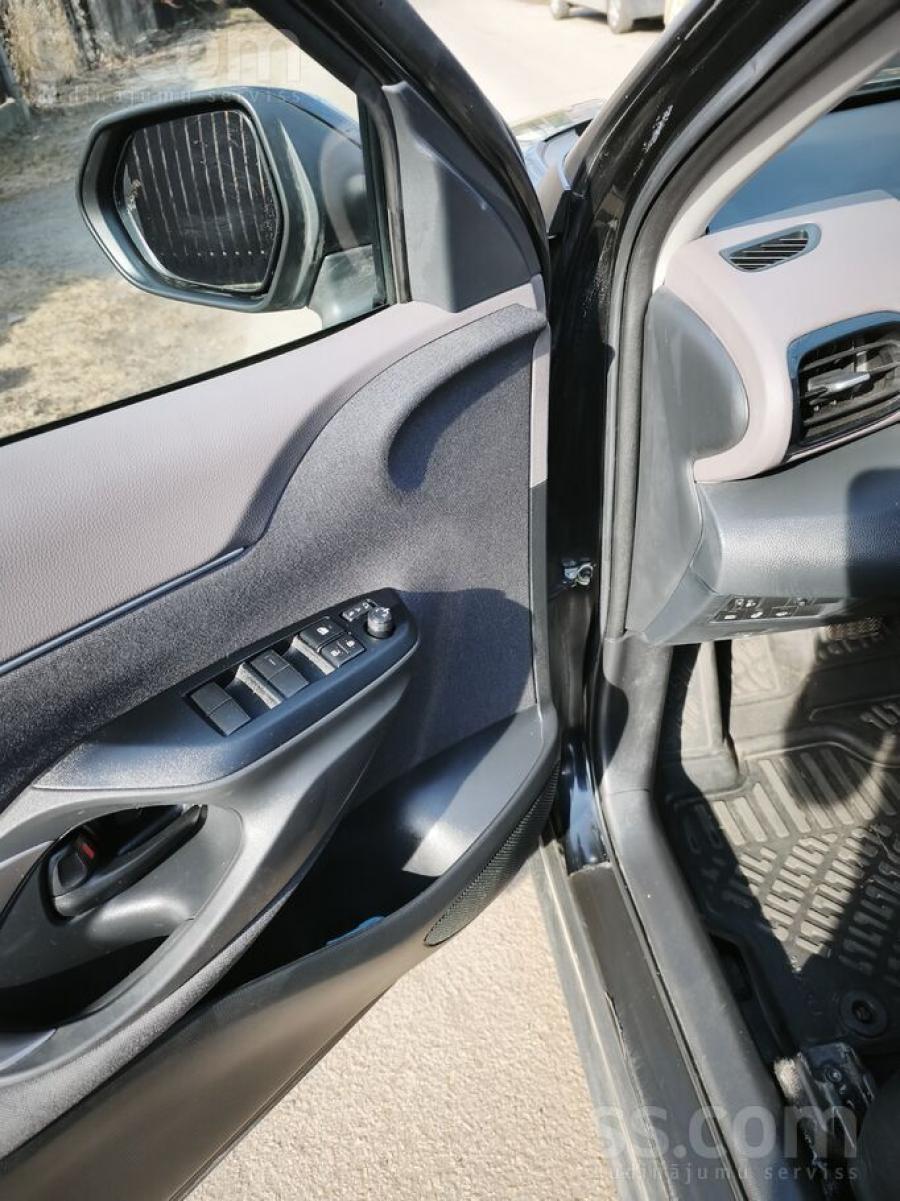 Black Toyota Yaris 2024 in Riga, with an engine capacity of 1.50 L and mileage of 15 thousand km for 24200 €, photo 14 on AUTOMOTO.COM.LV