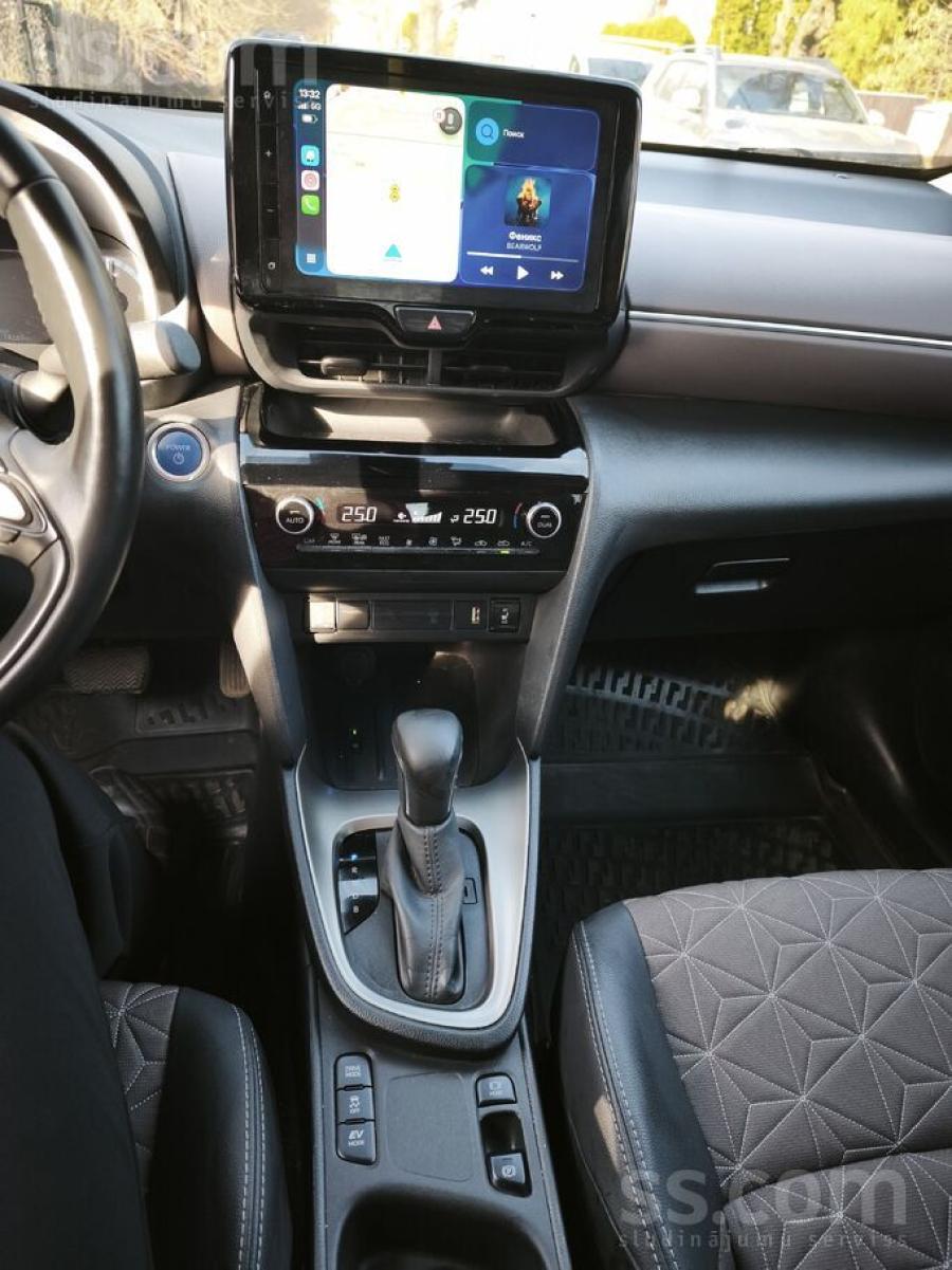 Black Toyota Yaris 2024 in Riga, with an engine capacity of 1.50 L and mileage of 15 thousand km for 24200 €, photo 16 on AUTOMOTO.COM.LV