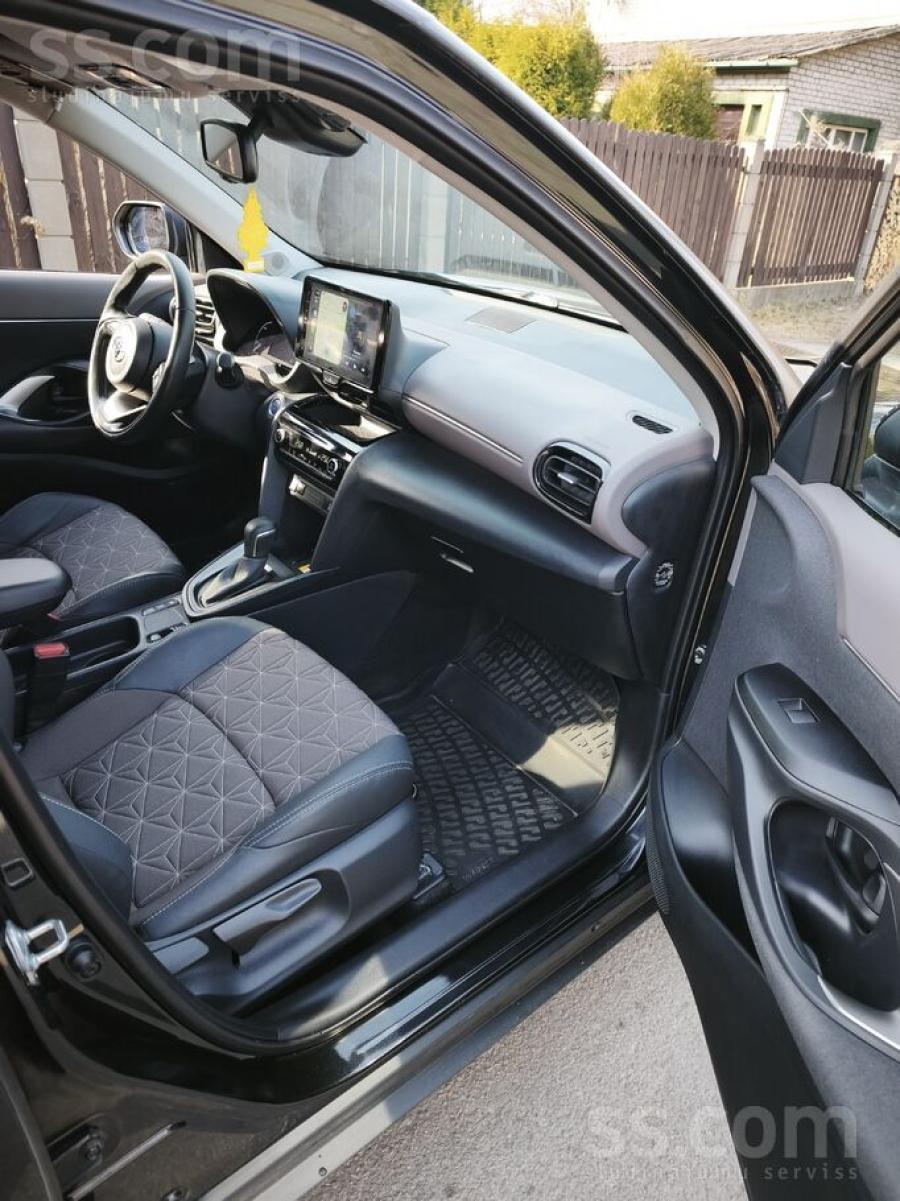 Black Toyota Yaris 2024 in Riga, with an engine capacity of 1.50 L and mileage of 15 thousand km for 24200 €, photo 17 on AUTOMOTO.COM.LV