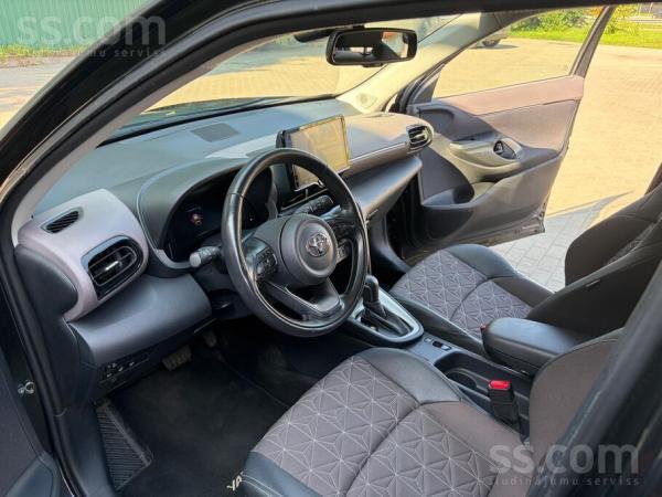 Black Toyota Yaris 2024 in Riga, with an engine capacity of 1.50 L and mileage of 30 thousand km for 23200 €, photo 4 on AUTOMOTO.COM.LV