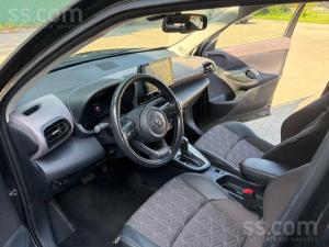 Black Toyota Yaris 2024 in Riga, with an engine capacity of 1.50 L and mileage of 30 thousand km for 23200 €, photo 4 on AUTOMOTO.COM.LV