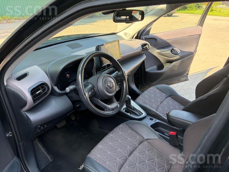 Black Toyota Yaris 2024 in Riga, with an engine capacity of 1.50 L and mileage of 30 thousand km for 23200 €, photo 4 on AUTOMOTO.COM.LV