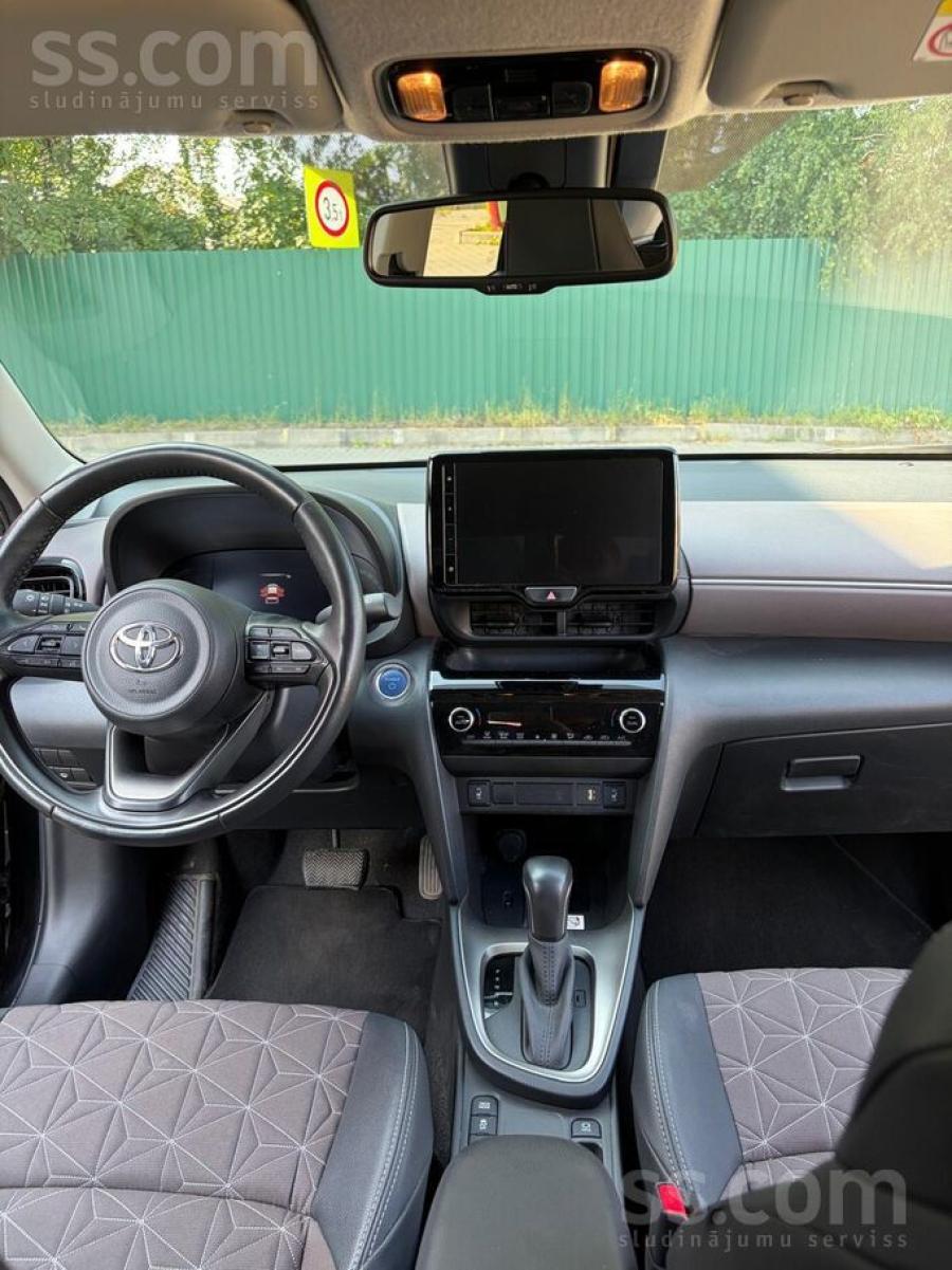 Black Toyota Yaris 2024 in Riga, with an engine capacity of 1.50 L and mileage of 30 thousand km for 23200 €, photo 5 on AUTOMOTO.COM.LV