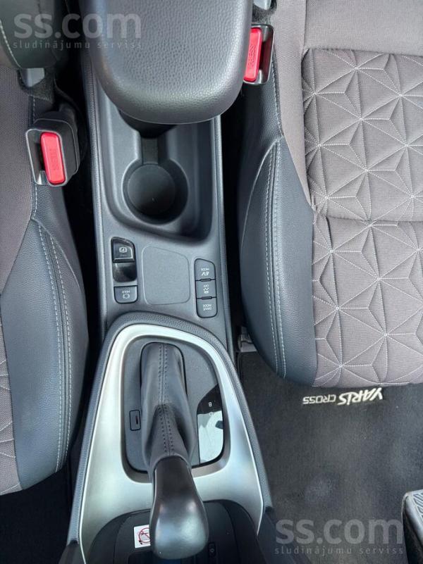 Black Toyota Yaris 2024 in Riga, with an engine capacity of 1.50 L and mileage of 30 thousand km for 23200 €, photo 6 on AUTOMOTO.COM.LV