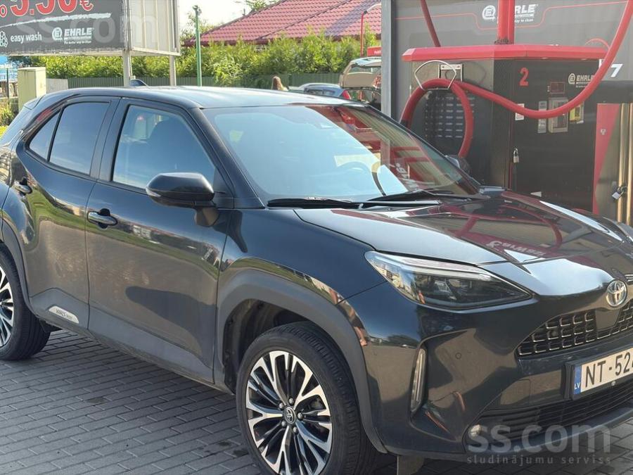 Black Toyota Yaris 2024 in Riga, with an engine capacity of 1.50 L and mileage of 30 thousand km for 23200 €, photo 7 on AUTOMOTO.COM.LV