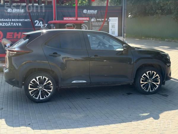 Black Toyota Yaris 2024 in Riga, with an engine capacity of 1.50 L and mileage of 30 thousand km for 23200 €, photo 8 on AUTOMOTO.COM.LV