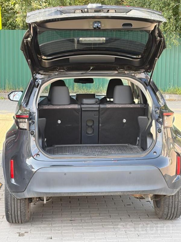 Black Toyota Yaris 2024 in Riga, with an engine capacity of 1.50 L and mileage of 30 thousand km for 23200 €, photo 9 on AUTOMOTO.COM.LV
