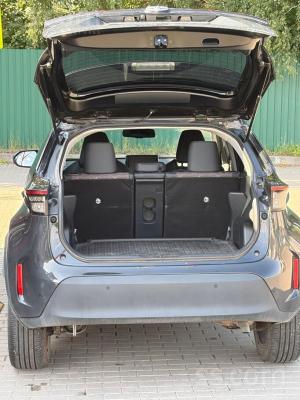Black Toyota Yaris 2024 in Riga, with an engine capacity of 1.50 L and mileage of 30 thousand km for 23200 €, photo 9 on AUTOMOTO.COM.LV