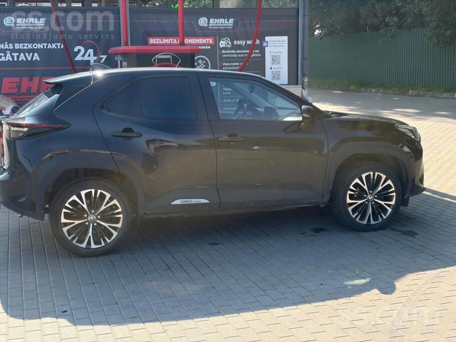 Black Toyota Yaris 2024 in Riga, with an engine capacity of 1.50 L and mileage of 30 thousand km for 23200 €, photo 10 on AUTOMOTO.COM.LV