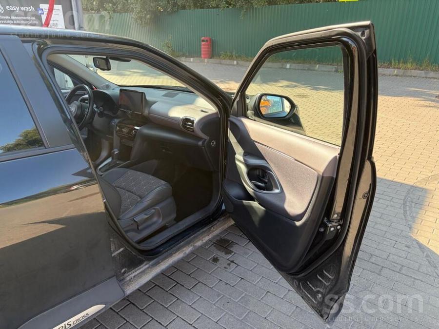 Black Toyota Yaris 2024 in Riga, with an engine capacity of 1.50 L and mileage of 30 thousand km for 23200 €, photo 11 on AUTOMOTO.COM.LV