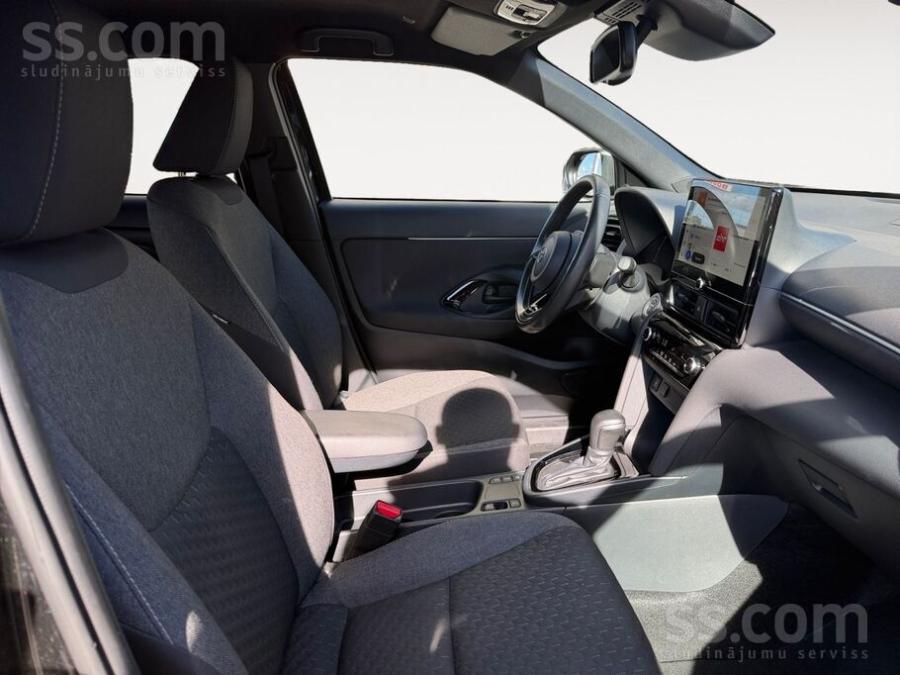 Melns Toyota Yaris 2025 Rīga, ar dzinēja tilpumu 1.50 L un nobraukumu 30 tūkst. km par 23500 €, foto 7 vietnē AUTOMOTO.COM.LV