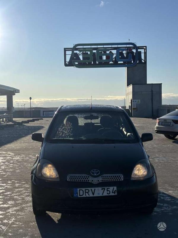 Melns Toyota Yaris 1999 Viļņa, ar dzinēja tilpumu 1.00 L un nobraukumu 279 tūkst. km par 950 €, foto 1 vietnē AUTOMOTO.COM.LV