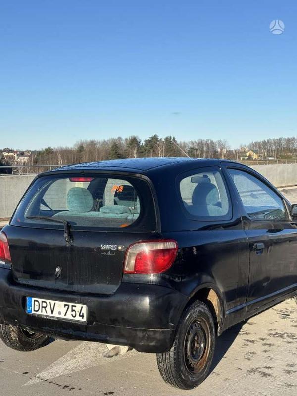 Melns Toyota Yaris 1999 Viļņa, ar dzinēja tilpumu 1.00 L un nobraukumu 279 tūkst. km par 950 €, foto 3 vietnē AUTOMOTO.COM.LV