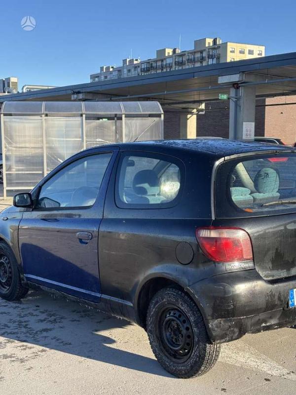 Melns Toyota Yaris 1999 Viļņa, ar dzinēja tilpumu 1.00 L un nobraukumu 279 tūkst. km par 950 €, foto 4 vietnē AUTOMOTO.COM.LV