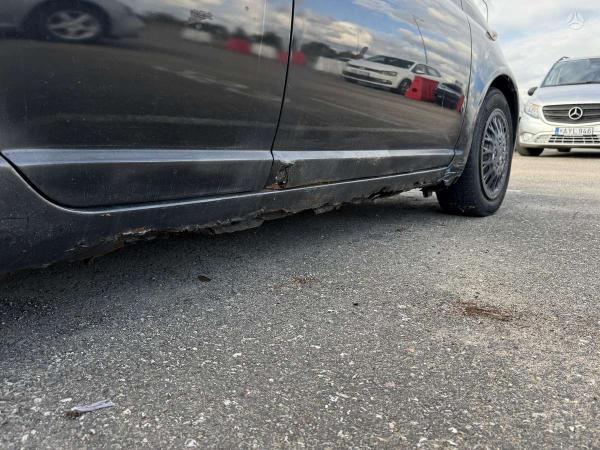 Melns Toyota Yaris 1999 Viļņa, ar dzinēja tilpumu 1.00 L un nobraukumu 250 tūkst. km par 250 €, foto 7 vietnē AUTOMOTO.COM.LV