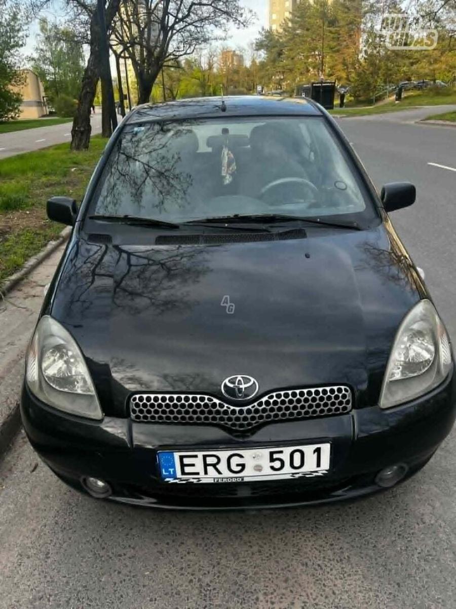 Melns Toyota Yaris 2000 Viļņa, ar dzinēja tilpumu 1.30 L un nobraukumu 158 tūkst. km par 999 €, foto 1 vietnē AUTOMOTO.COM.LV