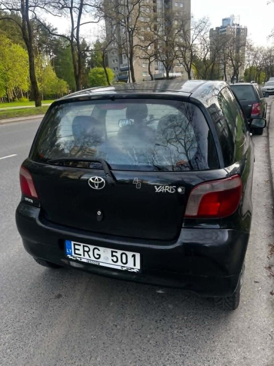 Melns Toyota Yaris 2000 Viļņa, ar dzinēja tilpumu 1.30 L un nobraukumu 158 tūkst. km par 999 €, foto 4 vietnē AUTOMOTO.COM.LV