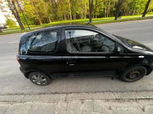 Melns Toyota Yaris 2000 Viļņa, ar dzinēja tilpumu 1.30 L un nobraukumu 158 tūkst. km par 999 €, foto 6 vietnē AUTOMOTO.COM.LV
