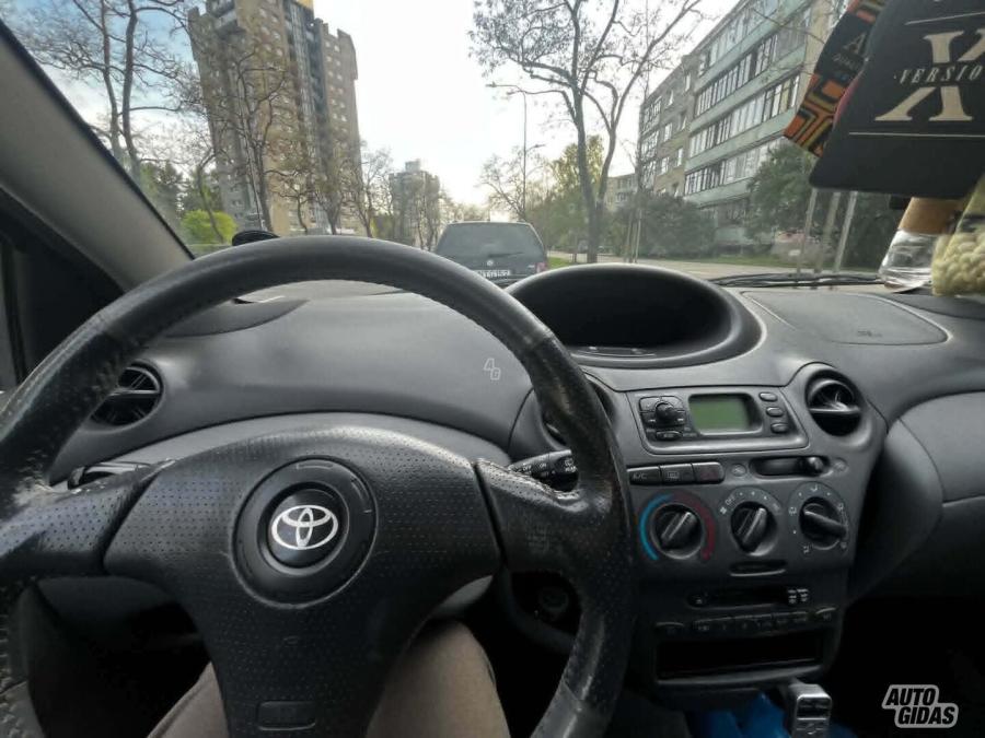 Melns Toyota Yaris 2000 Viļņa, ar dzinēja tilpumu 1.30 L un nobraukumu 158 tūkst. km par 999 €, foto 8 vietnē AUTOMOTO.COM.LV