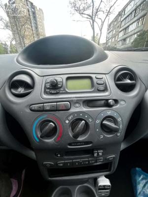Melns Toyota Yaris 2000 Viļņa, ar dzinēja tilpumu 1.30 L un nobraukumu 158 tūkst. km par 999 €, foto 9 vietnē AUTOMOTO.COM.LV