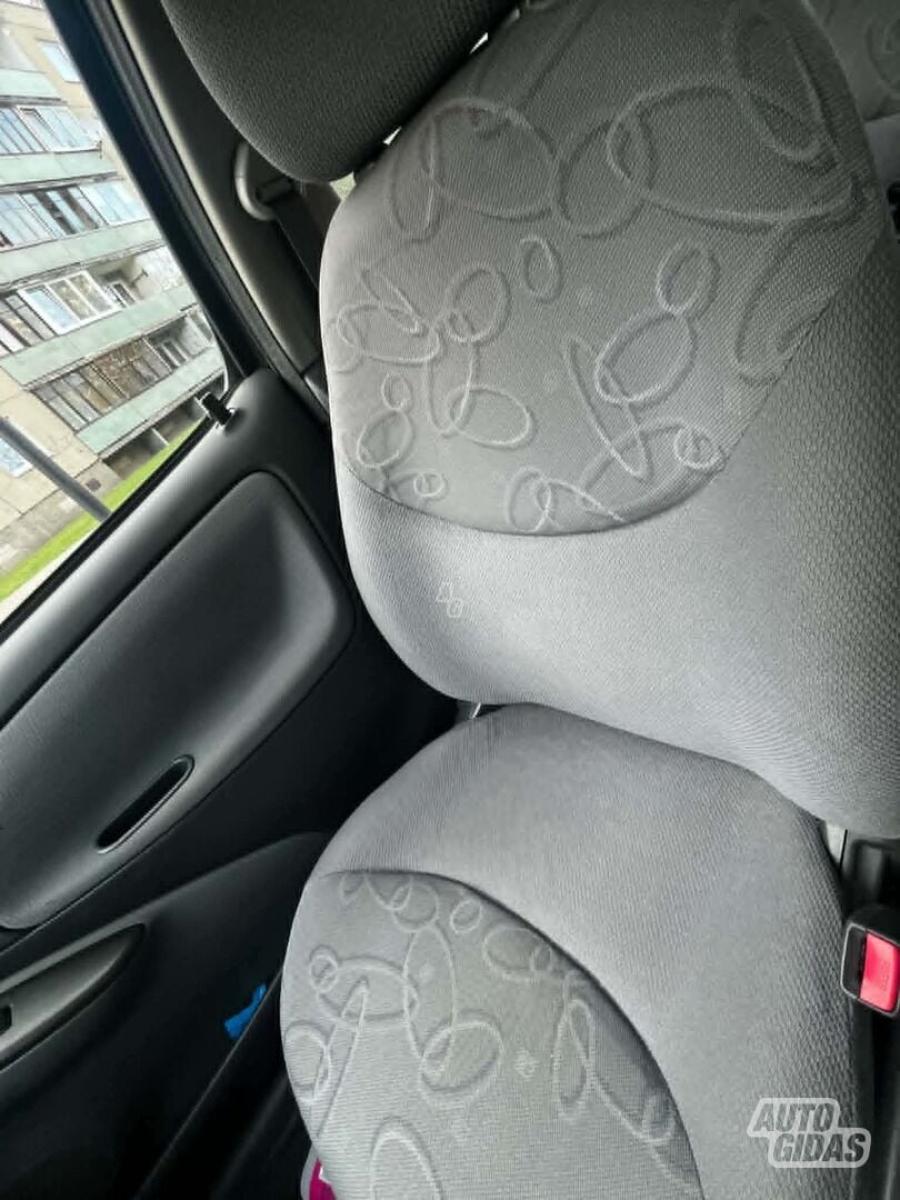Melns Toyota Yaris 2000 Viļņa, ar dzinēja tilpumu 1.30 L un nobraukumu 158 tūkst. km par 999 €, foto 10 vietnē AUTOMOTO.COM.LV