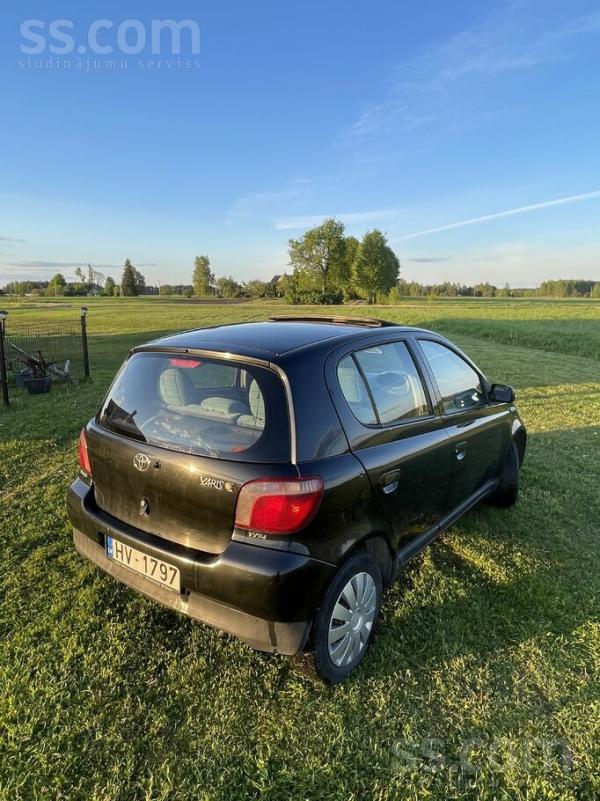 Melns Toyota Yaris 2001 Rīga, ar dzinēja tilpumu 1.00 L un nobraukumu 259 tūkst. km par 1000 €, foto 3 vietnē AUTOMOTO.COM.LV