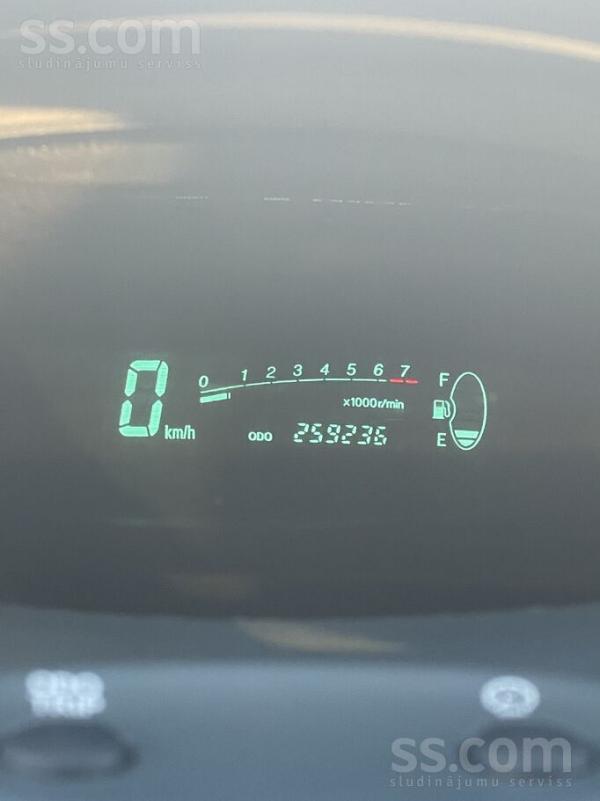 Melns Toyota Yaris 2001 Rīga, ar dzinēja tilpumu 1.00 L un nobraukumu 259 tūkst. km par 1000 €, foto 9 vietnē AUTOMOTO.COM.LV