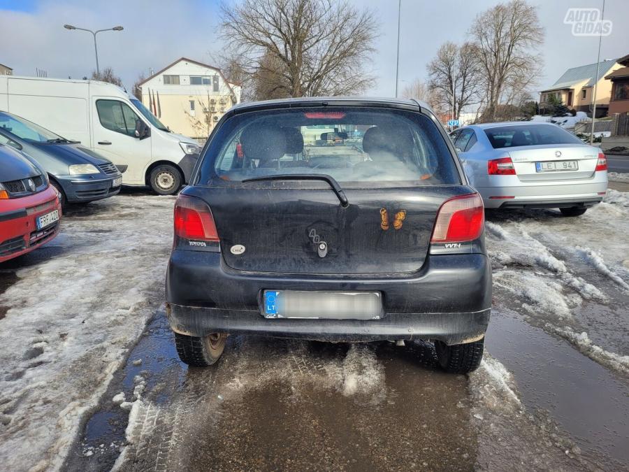 Melns Toyota Yaris 2002 Viļņa, ar dzinēja tilpumu 1.00 L un nobraukumu 193 tūkst. km par 750 €, foto 5 vietnē AUTOMOTO.COM.LV
