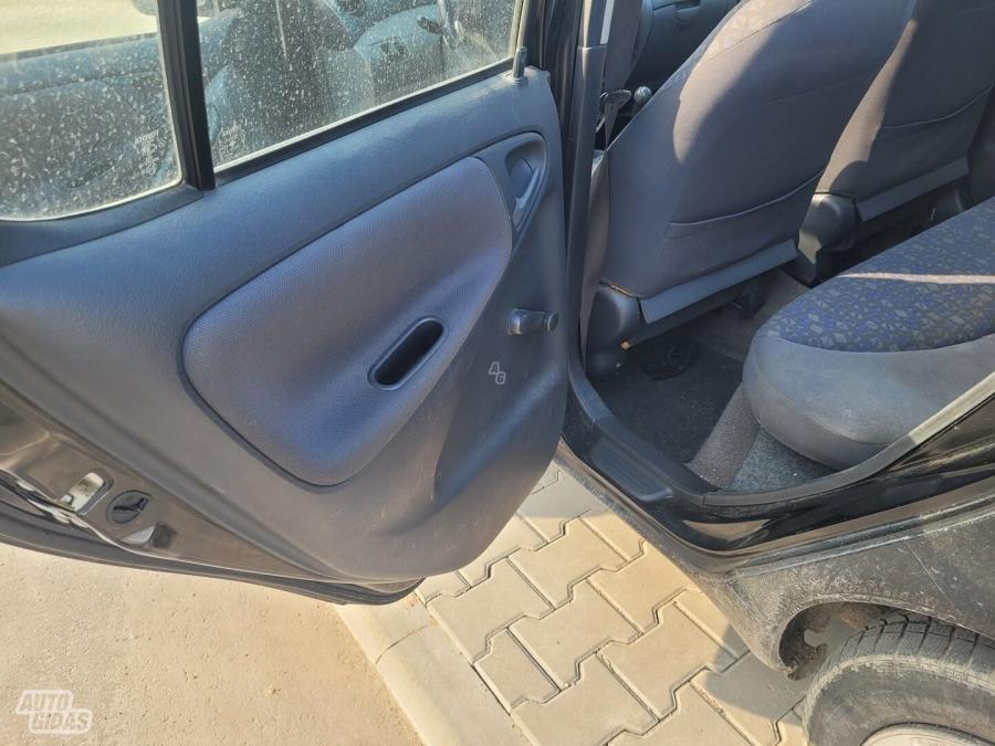 Melns Toyota Yaris 2002 Viļņa, ar dzinēja tilpumu 1.00 L un nobraukumu 193 tūkst. km par 780 €, foto 13 vietnē AUTOMOTO.COM.LV