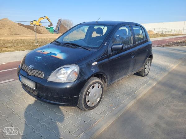 Melns Toyota Yaris 2002 Viļņa, ar dzinēja tilpumu 1.00 L un nobraukumu 193 tūkst. km par 700 €, foto 1 vietnē AUTOMOTO.COM.LV