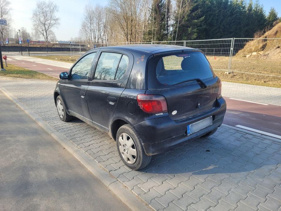 Black Toyota Yaris 2002 in Vilnius, with an engine capacity of 1.00 L and mileage of 193 thousand km for 700 €, photo 5 on AUTOMOTO.COM.LV