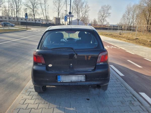 Black Toyota Yaris 2002 in Vilnius, with an engine capacity of 1.00 L and mileage of 193 thousand km for 700 €, photo 5 on AUTOMOTO.COM.LV