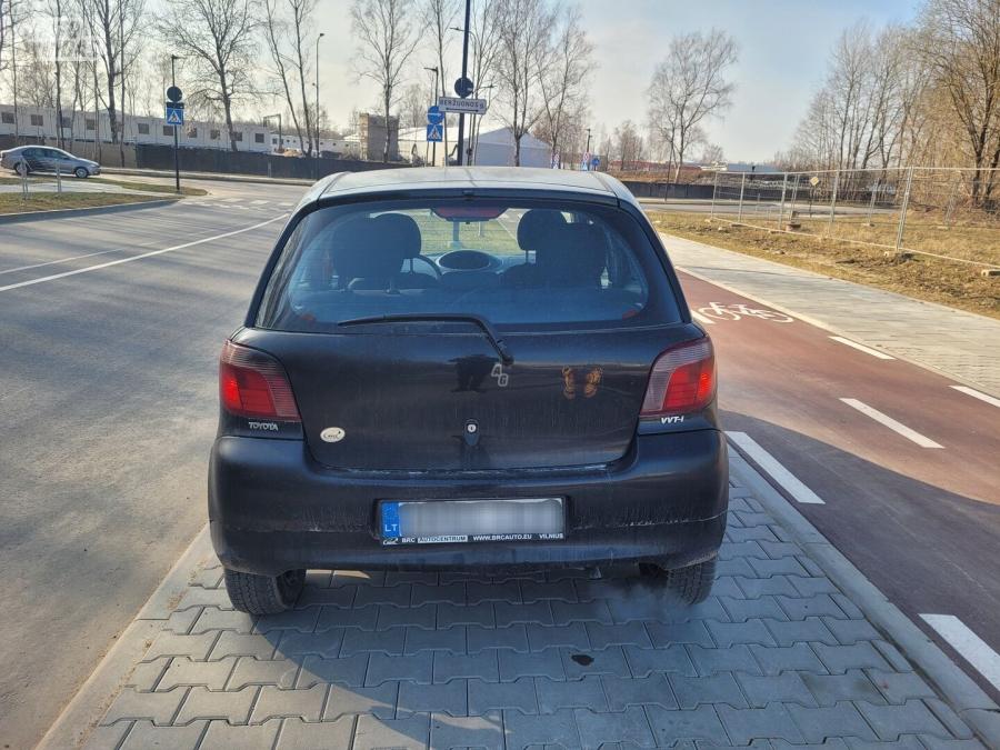 Black Toyota Yaris 2002 in Vilnius, with an engine capacity of 1.00 L and mileage of 193 thousand km for 700 €, photo 6 on AUTOMOTO.COM.LV
