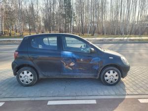 Black Toyota Yaris 2002 in Vilnius, with an engine capacity of 1.00 L and mileage of 193 thousand km for 700 €, photo 9 on AUTOMOTO.COM.LV