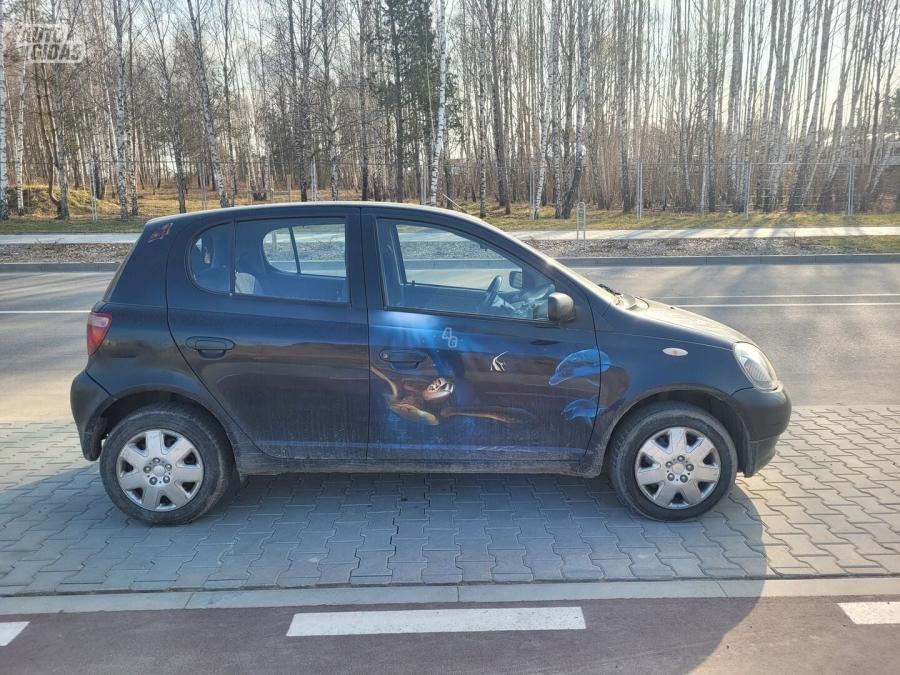 Black Toyota Yaris 2002 in Vilnius, with an engine capacity of 1.00 L and mileage of 193 thousand km for 700 €, photo 9 on AUTOMOTO.COM.LV