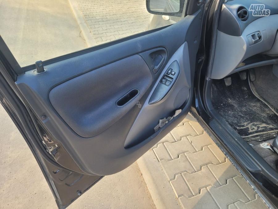 Black Toyota Yaris 2002 in Vilnius, with an engine capacity of 1.00 L and mileage of 193 thousand km for 700 €, photo 14 on AUTOMOTO.COM.LV