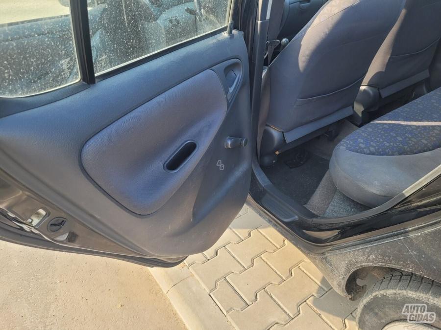 Black Toyota Yaris 2002 in Vilnius, with an engine capacity of 1.00 L and mileage of 193 thousand km for 700 €, photo 15 on AUTOMOTO.COM.LV