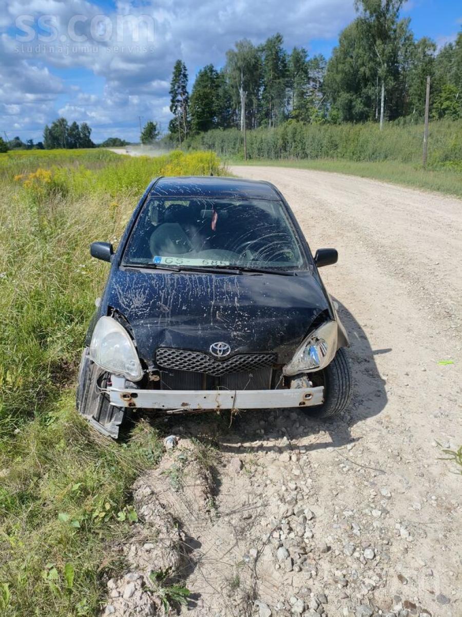 Black Toyota Yaris 2003 in Riga, with an engine capacity of 1.40 L and mileage of 360 thousand km for 350 €, photo 1 on AUTOMOTO.COM.LV