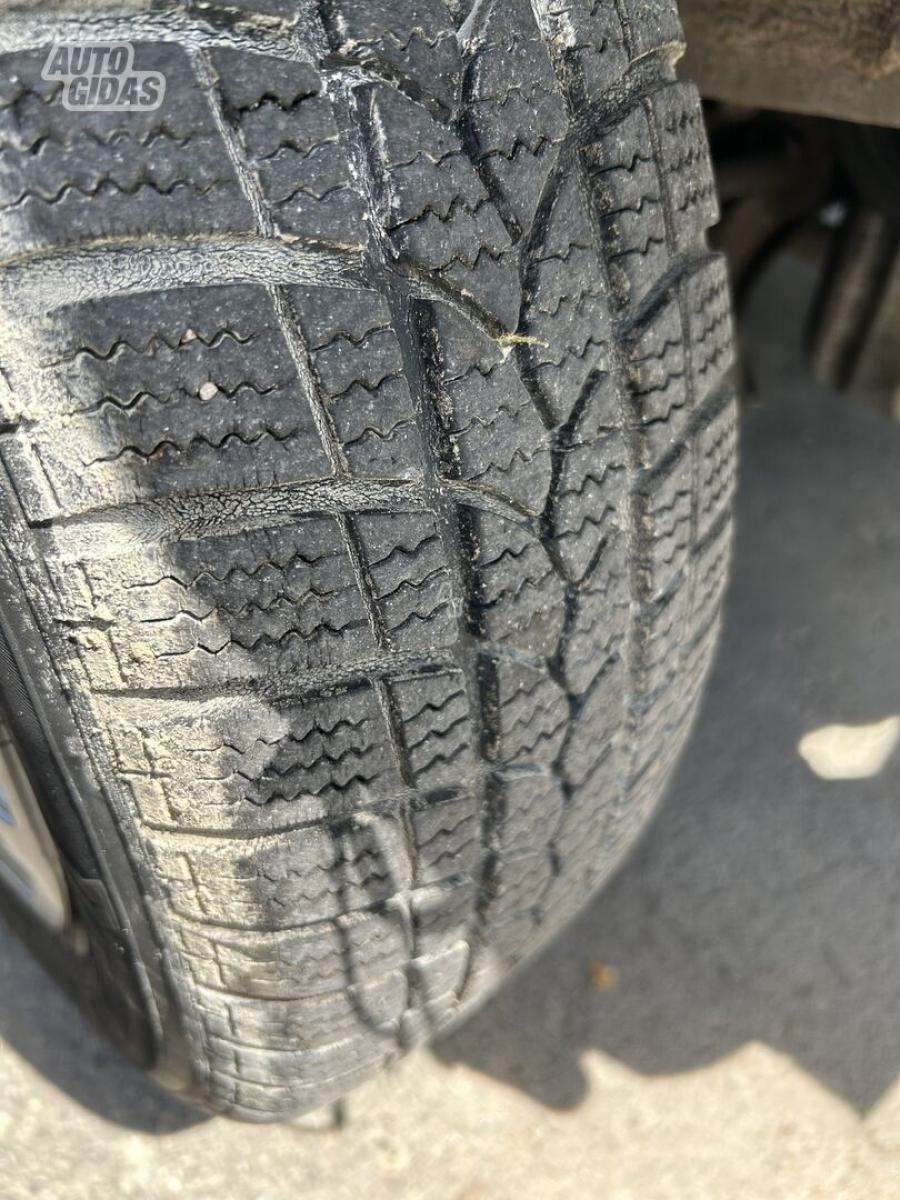 Melns Toyota Yaris 2005 Viļņa, ar dzinēja tilpumu 1.00 L un nobraukumu 164 tūkst. km par 399 €, foto 12 vietnē AUTOMOTO.COM.LV